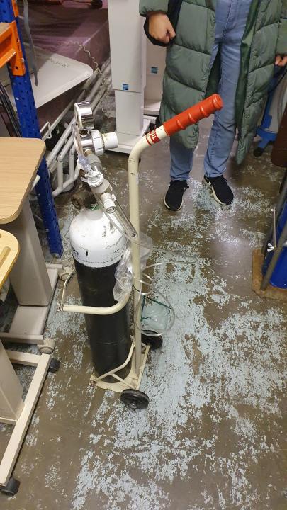 Oxygen tank + stand | FILM MEDICAL