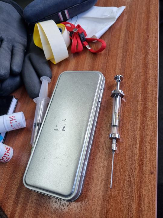 Retractable syringe cased + 2 retractable 1 plastic 1 metal Apr | FILM ...