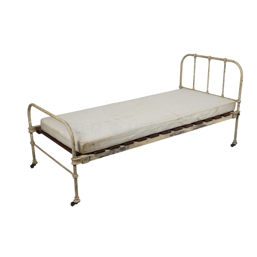 Cream Rusted Bed | FILM MEDICAL