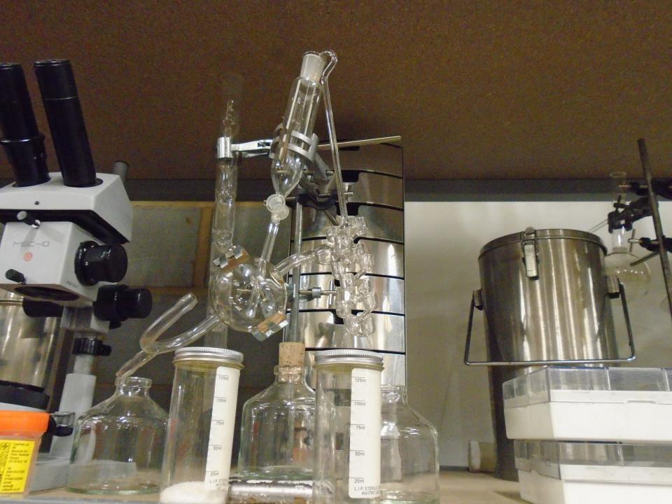 Retort Stand X4 glassware | FILM MEDICAL