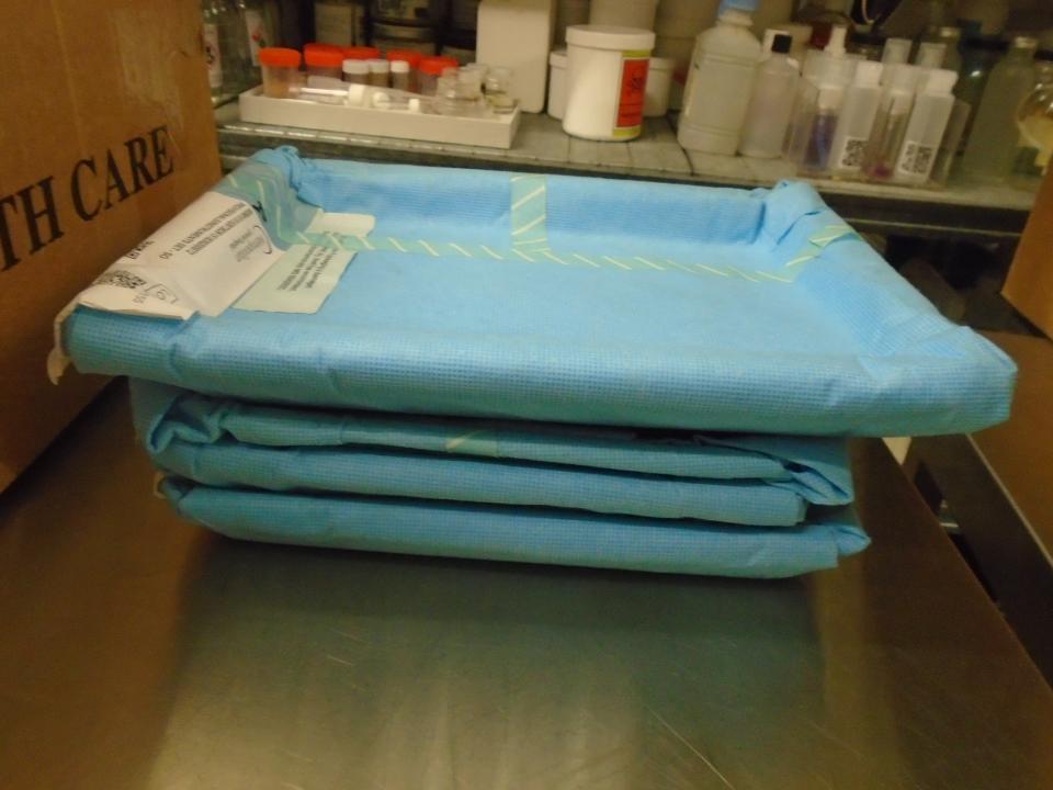 Blue plastic instrument trays | FILM MEDICAL