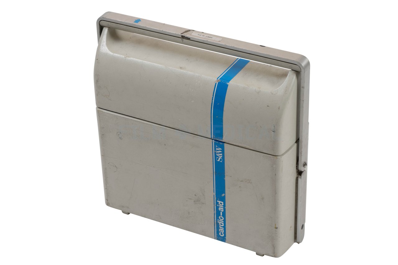 Cased Defibrillator With Paddles | FILM MEDICAL
