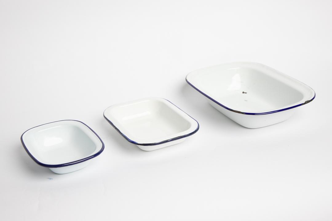Trays in Enamel Small ( priced individually) | FILM MEDICAL