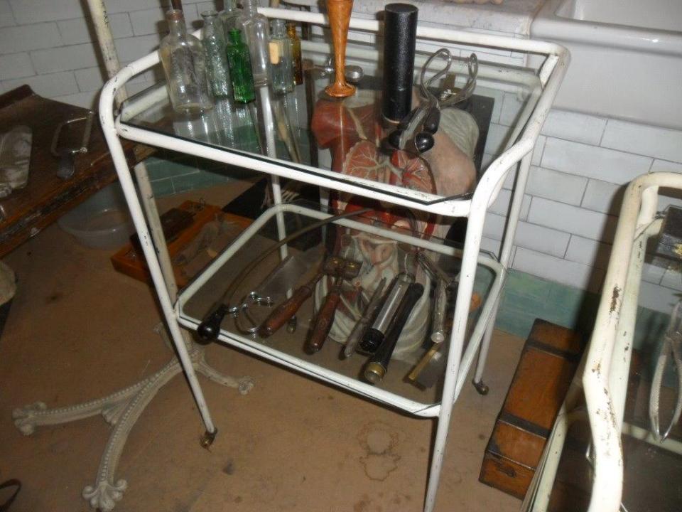 Ward table cream , glass shelves | FILM MEDICAL