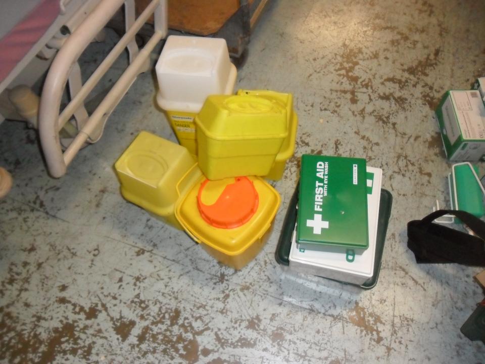 x5 sharps bin and x2 medium first aid box +1 small | FILM MEDICAL