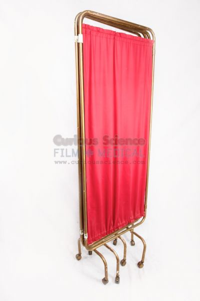 Hospital screen with red fabric | FILM MEDICAL